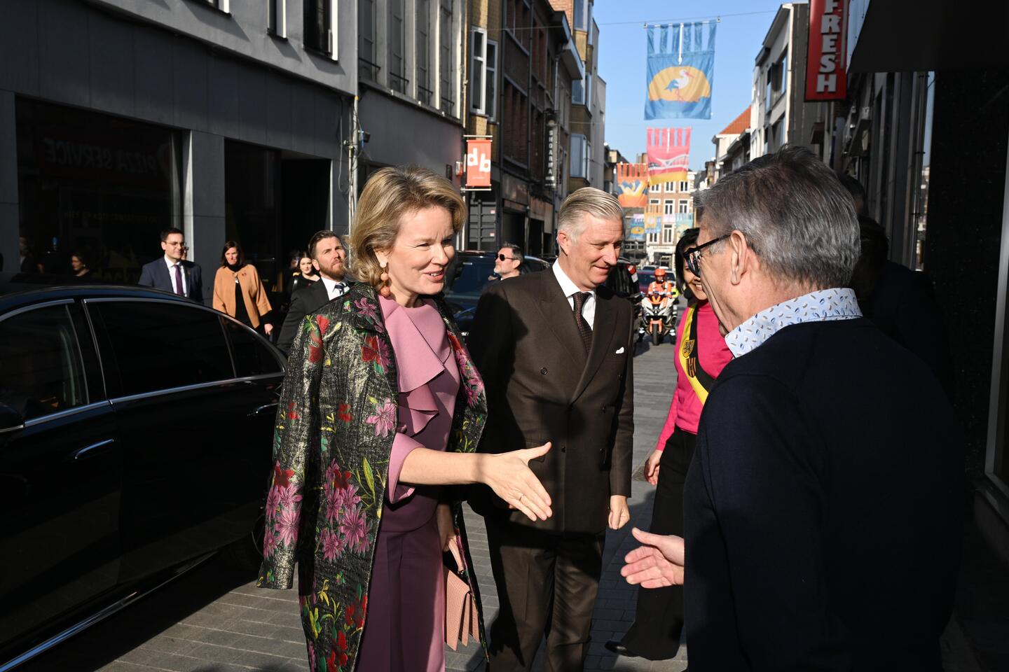 Koningspaar steelt mee de show tijdens bezoek aan Mechelse circusschool ...