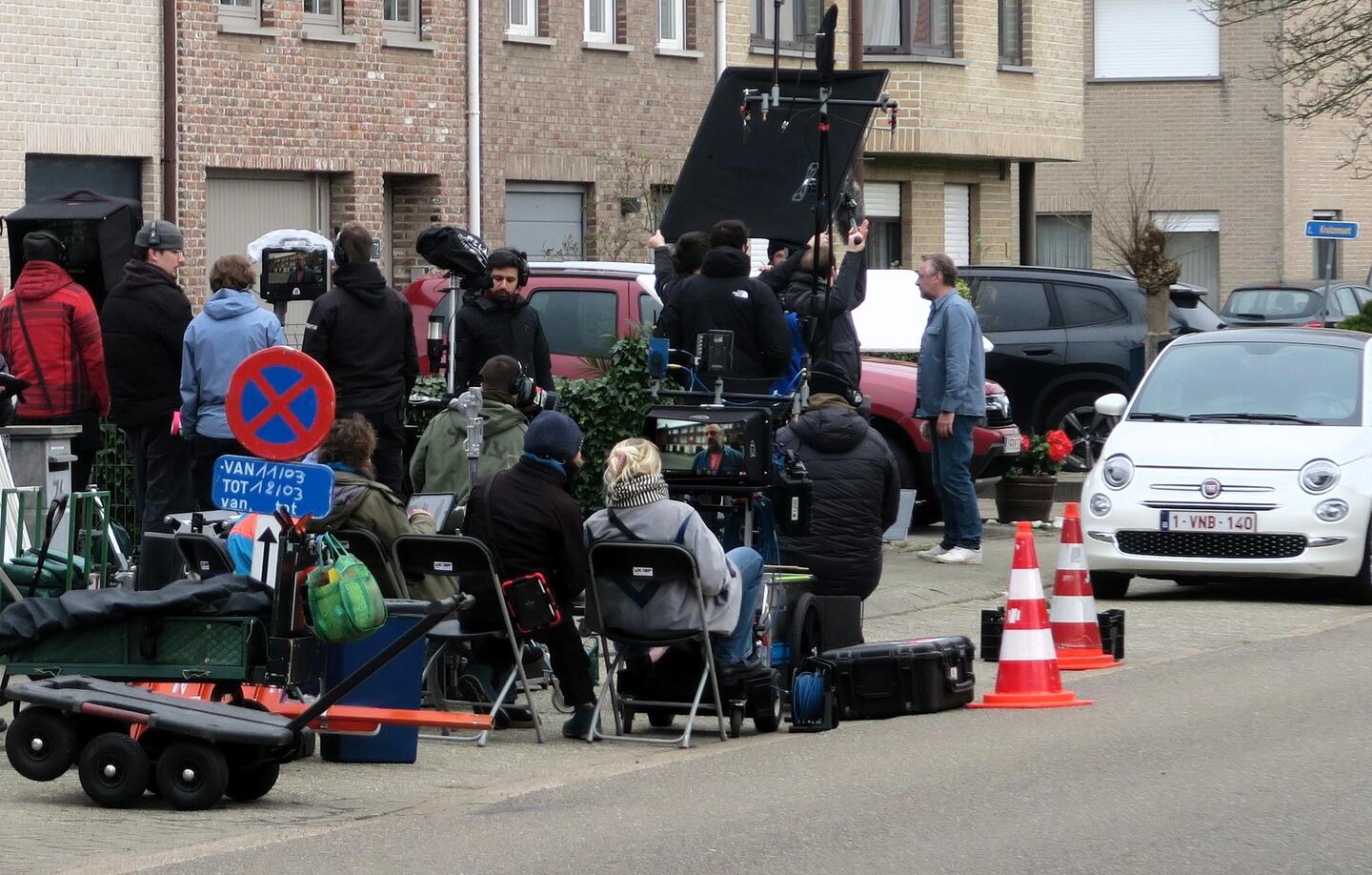 Zussen Anina en Ymke lenen hun kamer uit aan Tom Waes voor opnames ...