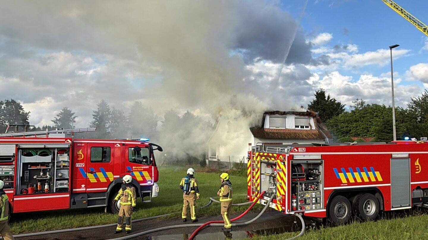Blikseminslag veroorzaakt zware dakbrand in Brecht: rookpluim van ver ...