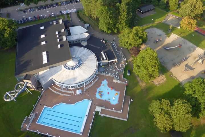 Buitenzwembad Netepark blijft nog een week open: “Meegenomen tijdens ...