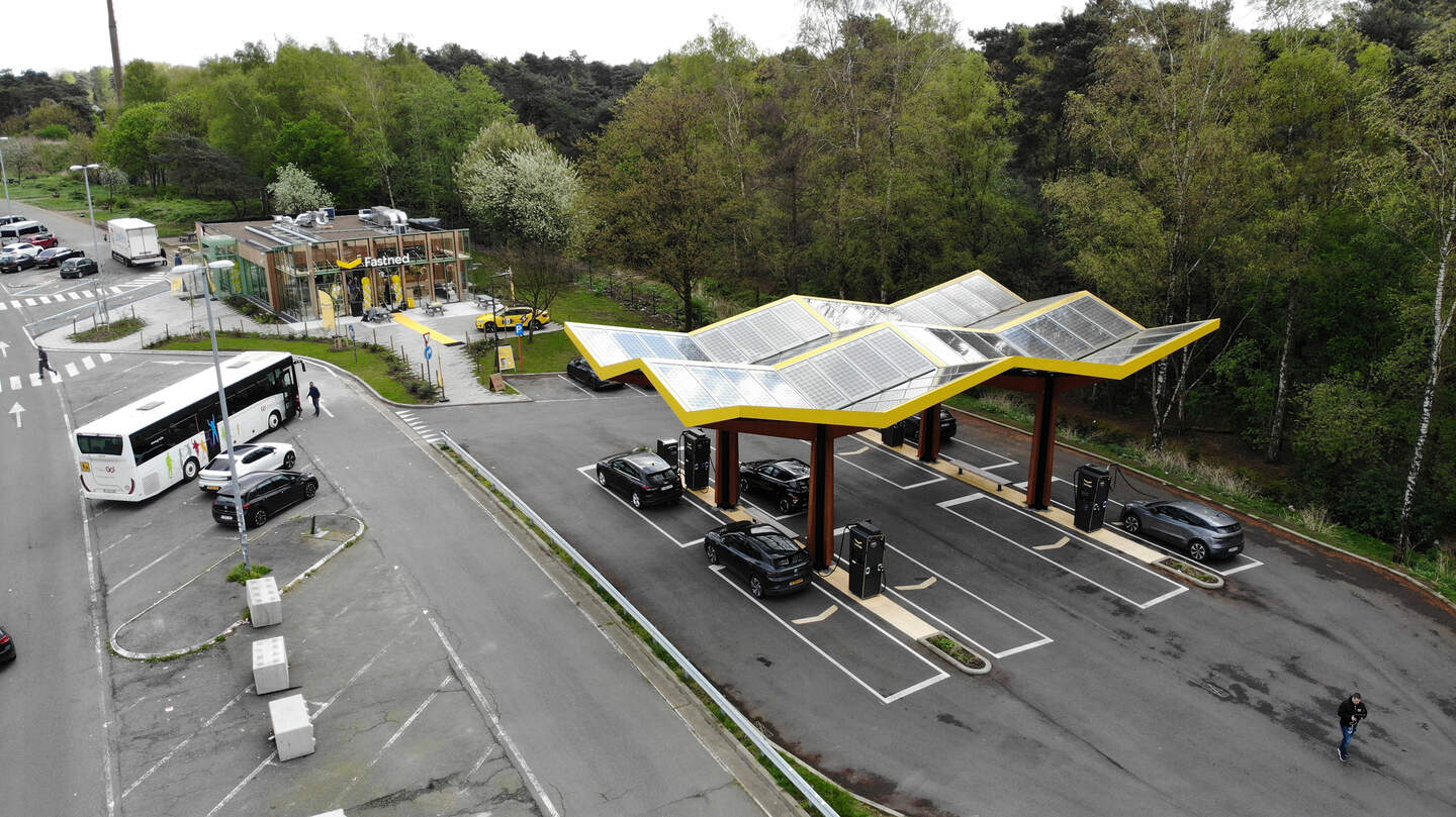 Fastned opent 54ste snellaadstation aan E19 in Sint-Job-in-’t-Goor ...