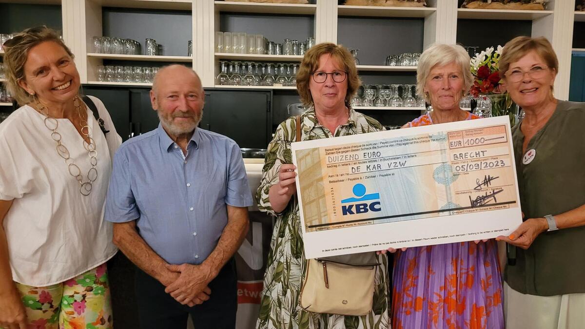 Brechtse senioren wandelen duizend euro bijeen voor inwoners met kleine ...