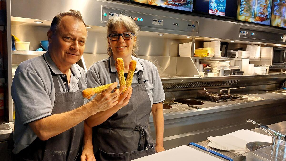 ‘Snackmasters’ Rudy en Carine van frituur ’t Poortje helpen Roger Van ...