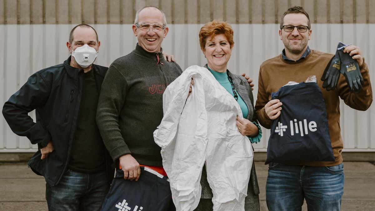 Kerstman bezorgt gemeentepersoneel veiligheidsmateriaal | GVA