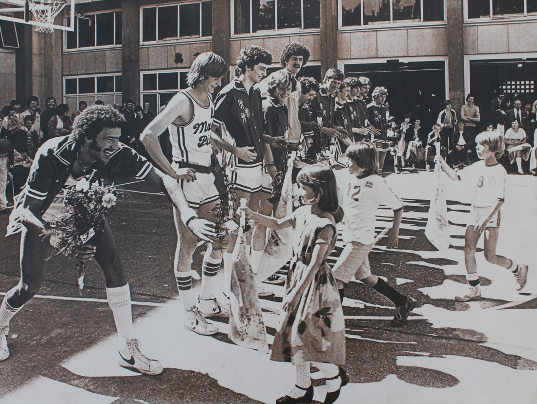 Basketbalicoon Robert Marchant (76) begraven: “Papa wilde sterven op ...