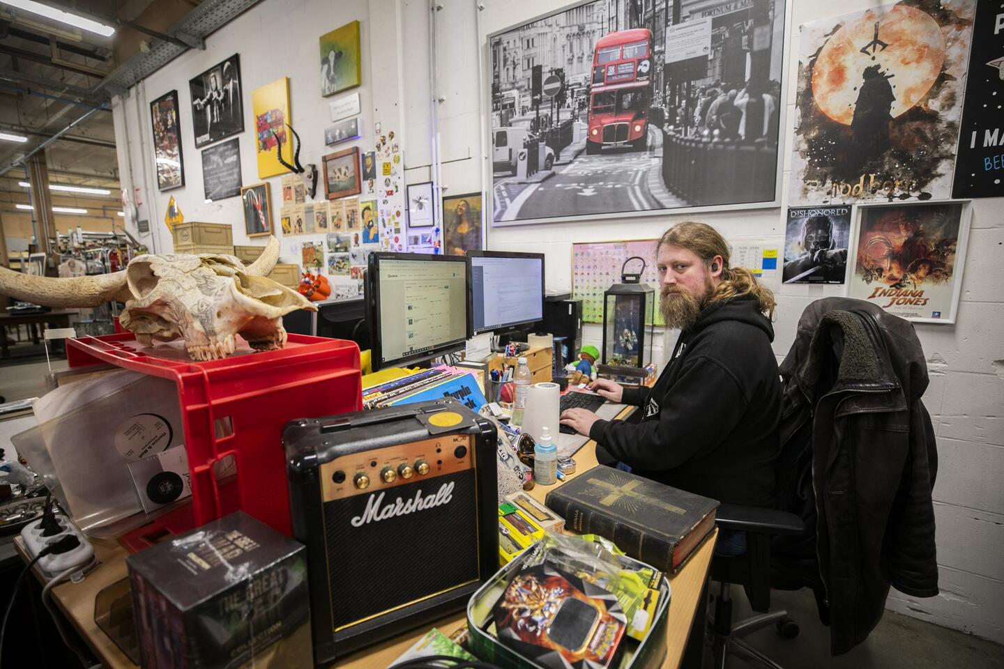 Snuffelen in de schatkamer van Kringwinkel Antwerpen, die een werk van ...