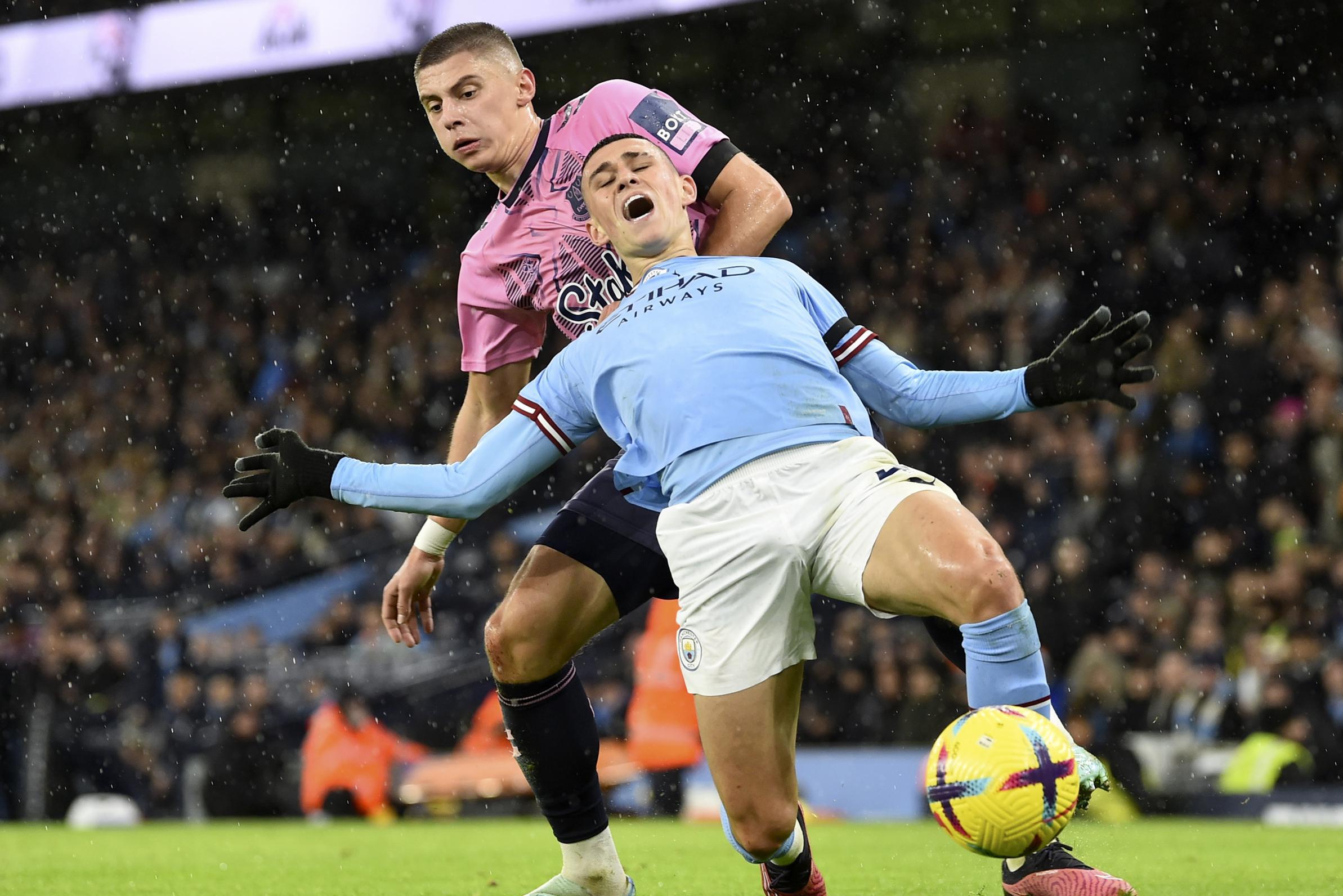 De champagne mag weer de koelkast in: Everton houdt Manchester City in ...