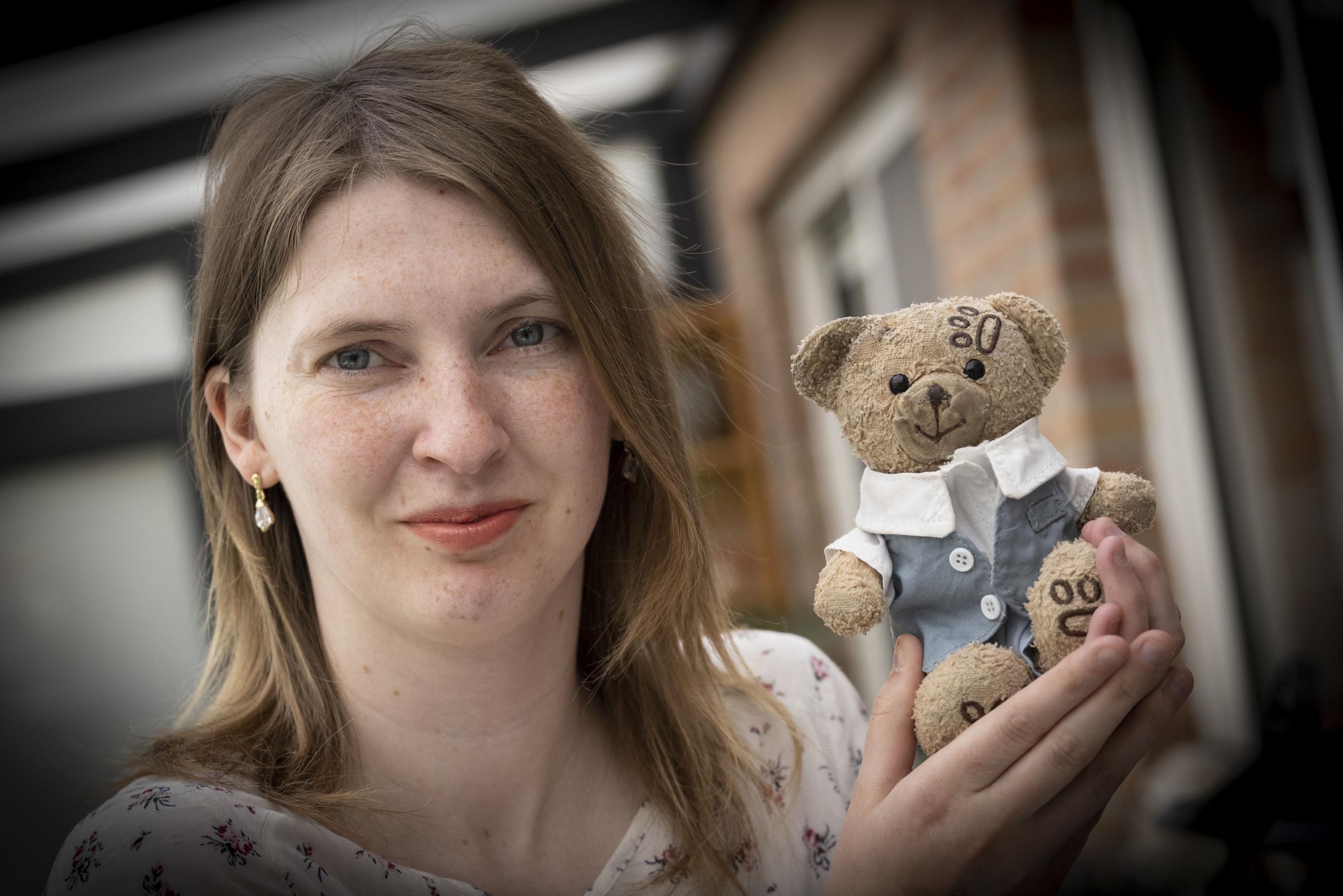 Jonge vrouw met autisme is op zoek naar knuffelbeertje dat haar troost ...