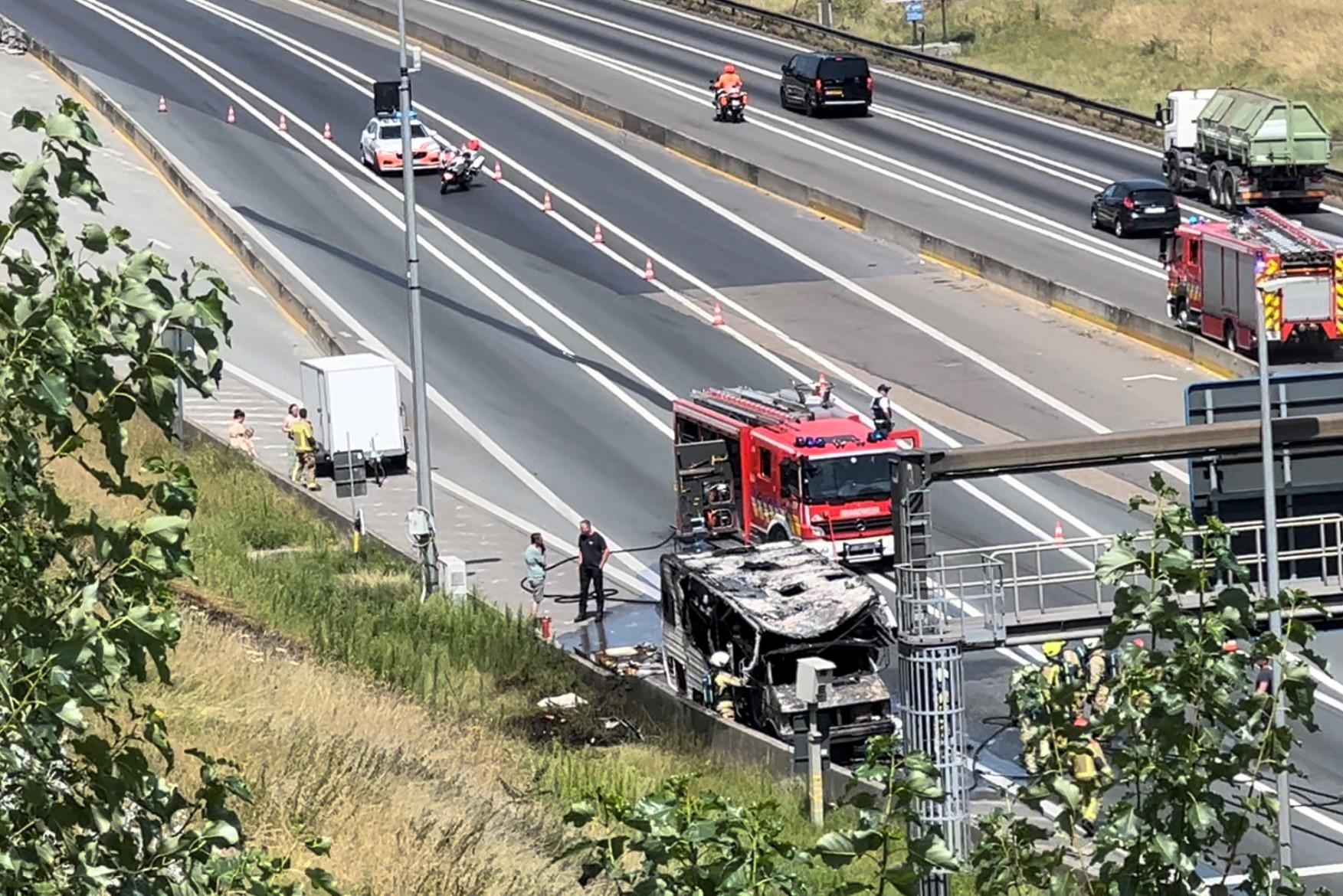 Hinder op Antwerpse Ring door brandende mobilhome voor Kennedytunnel | GVA