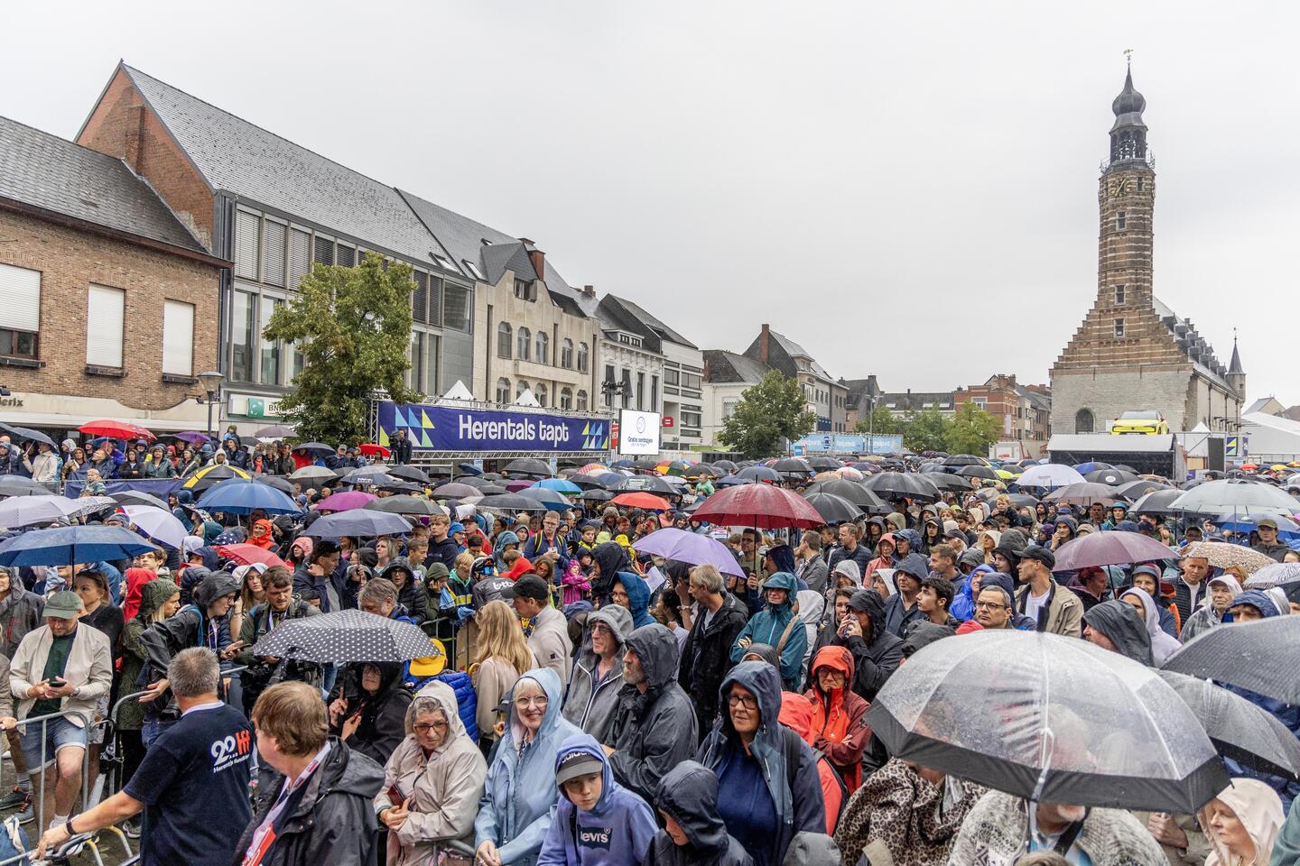‘Ik Wout van jou’: 35.000 fans trotseren slecht weer om Van Aert in ...