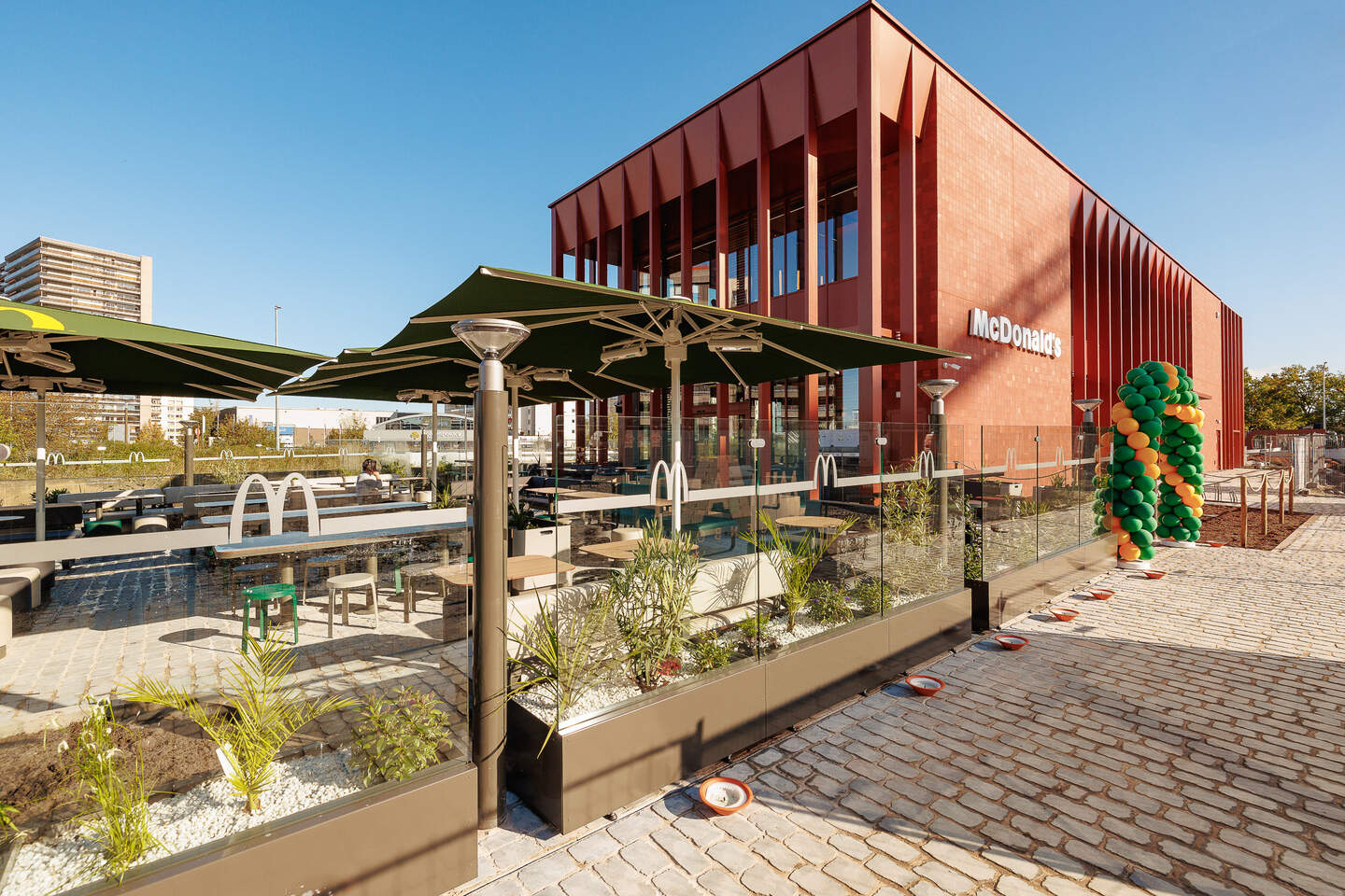 Zo moet McDonald’s in Willebroek eruitzien: drive-through, 140 ...