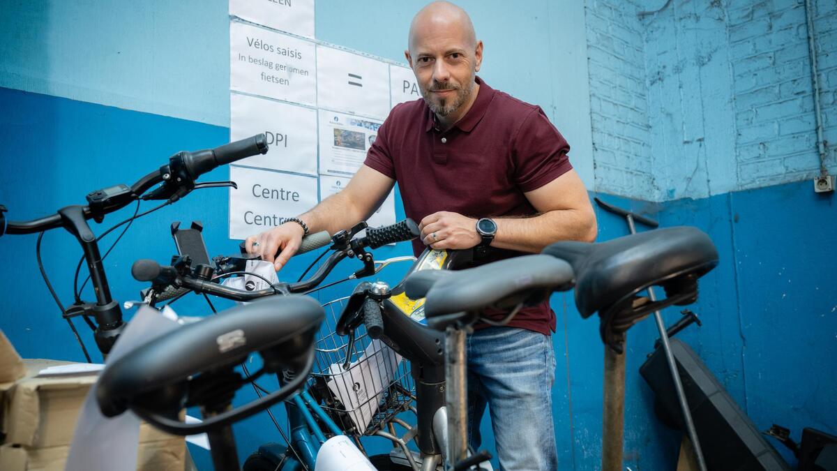 De “Véloflic” die de meest bedrijvige fietsdieven bij hun voornaam kent ...