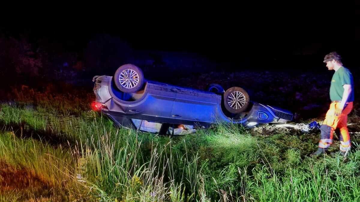 Auto smakt tegen duiker naast gracht en belandt op dak: inzittenden ...