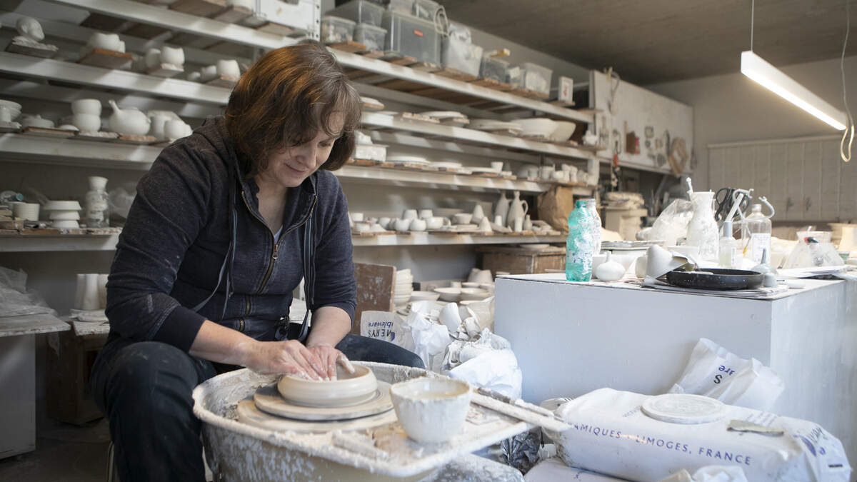 Opendeur bij porseleinatelier van hofleverancier Anja Meeusen, met ...