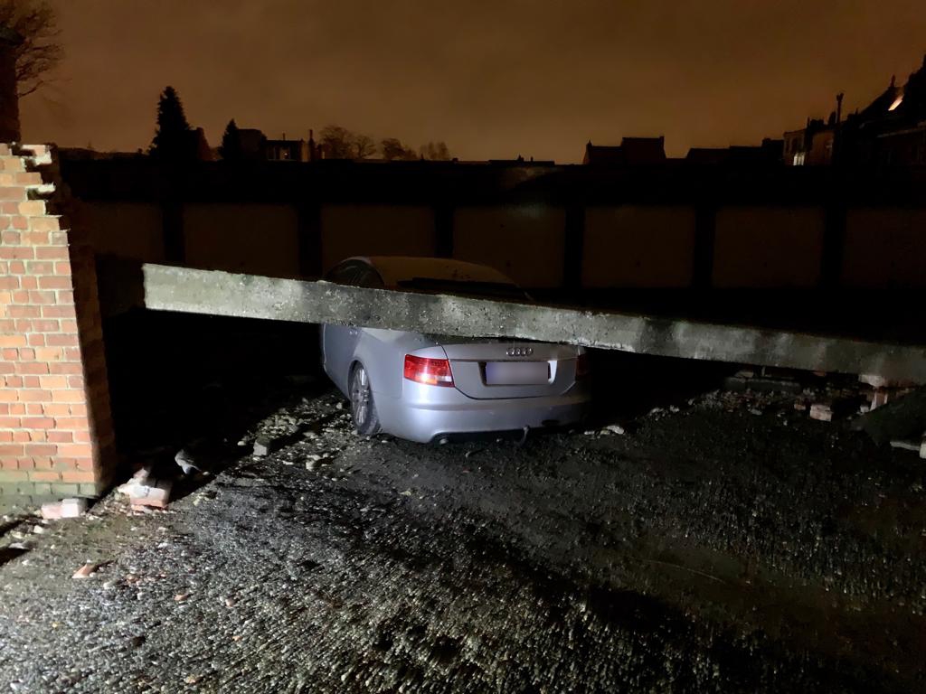 Betonnen balk van paar ton komt op auto terecht | GVA