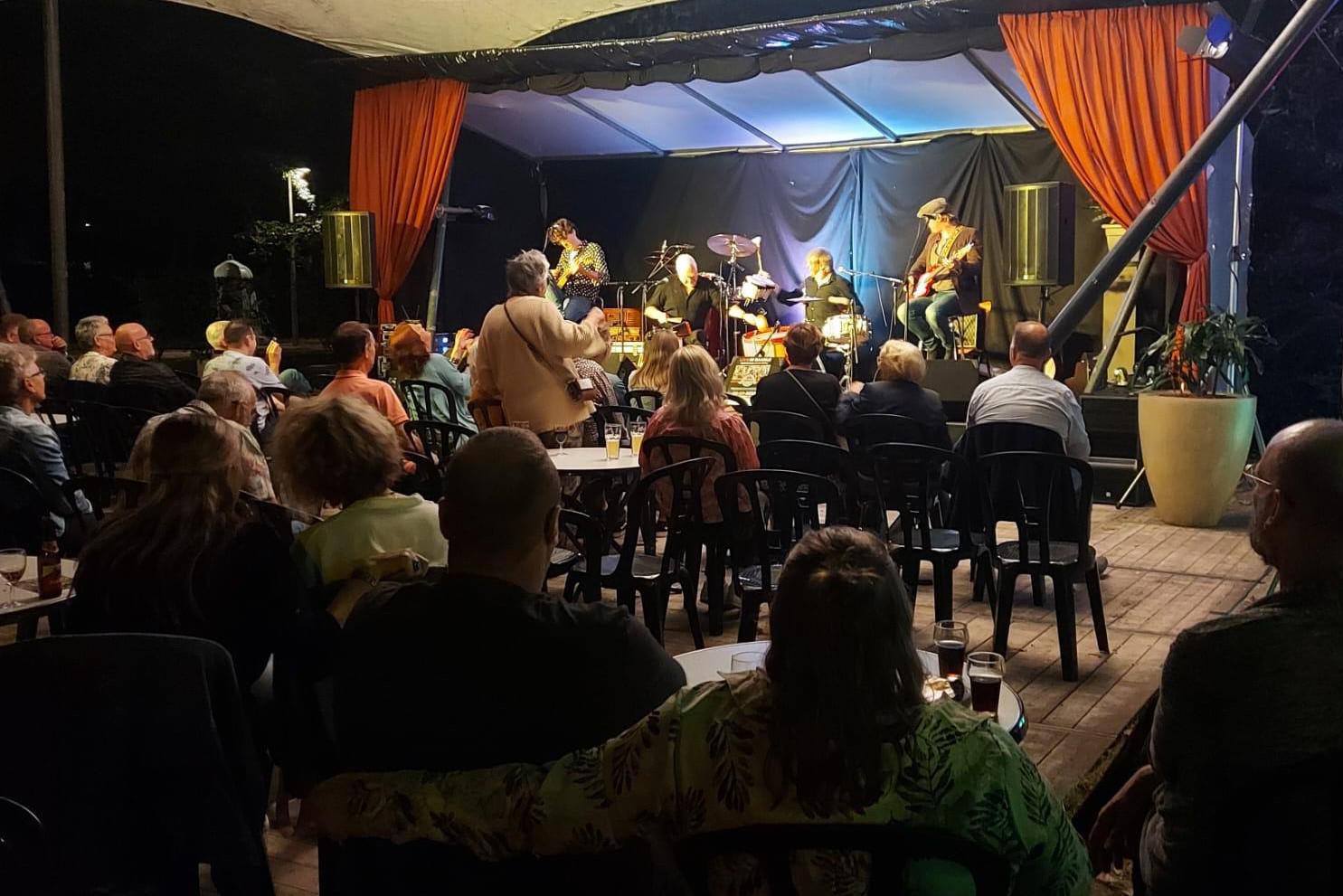 Sloper speelt akoestisch concert op de grens | GVA