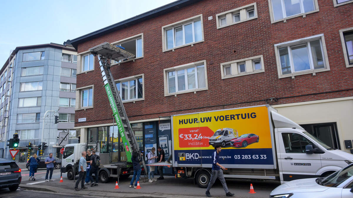 Mee op zoek naar “witte camionetten en rammelende ladderliften”: één op ...