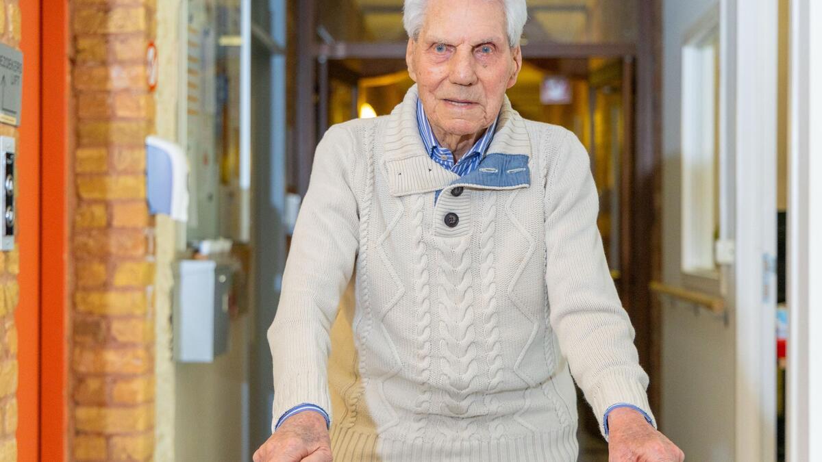 Een pintje elke dag en af en toe een wandeling: Alfons, de oudste man ...