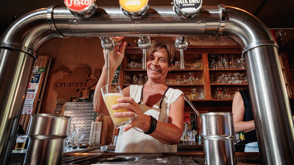 Kris (64) neemt na 30 jaar afscheid van café Den Bruinvis in Hombeek ...