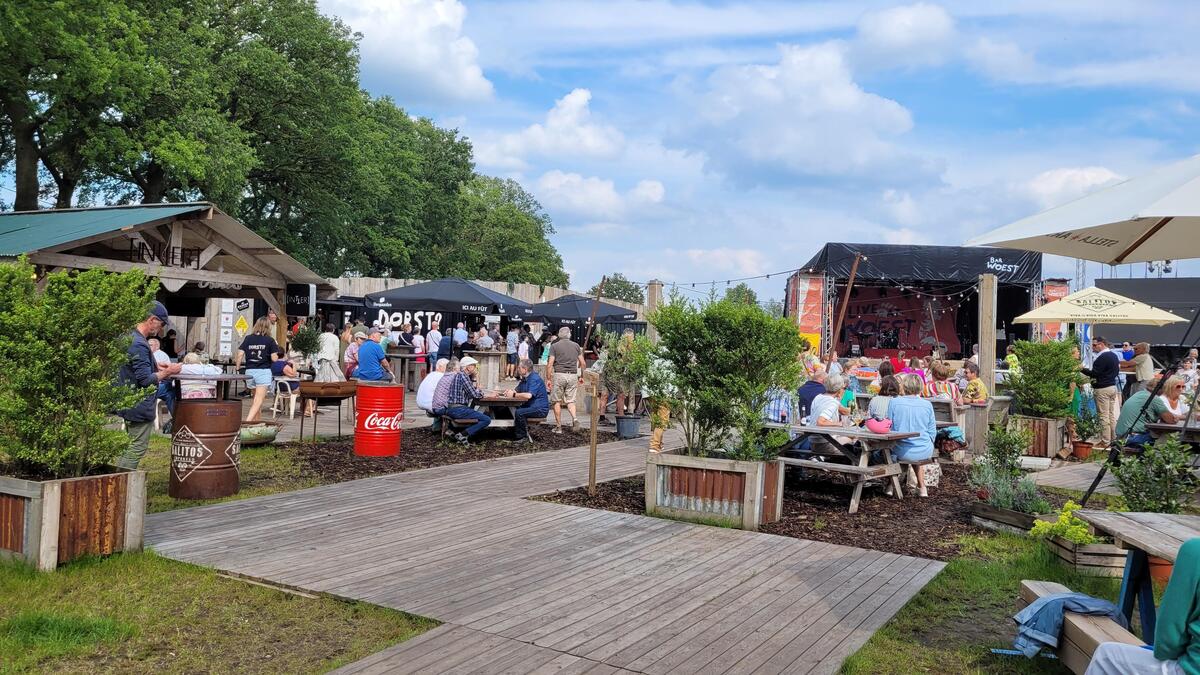 Markt met streekproducten en ambachten strijkt neer in zomerbar Bar ...