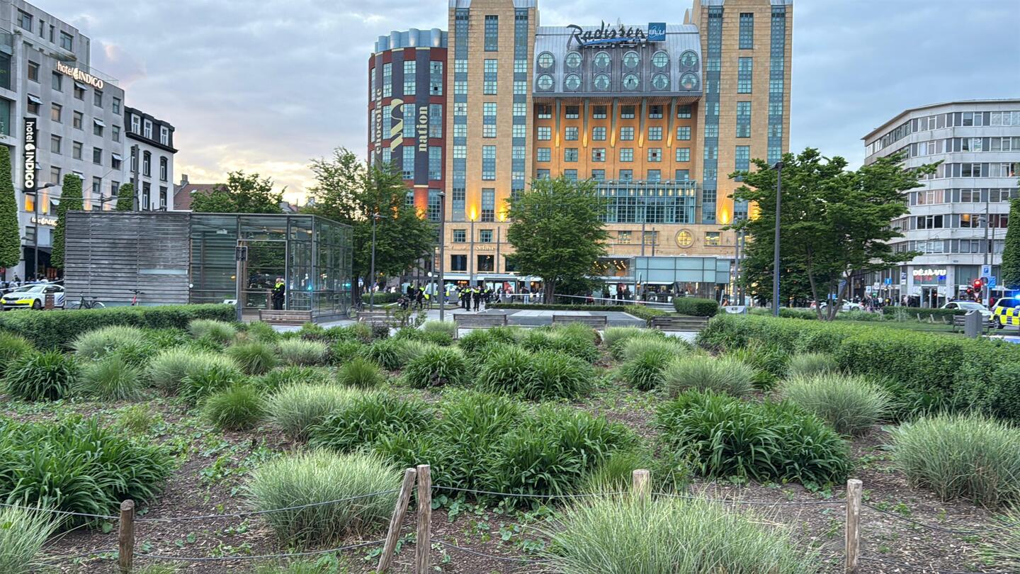 Vier gewonden door messteken bij nieuwe grote vechtpartij op Koningin ...