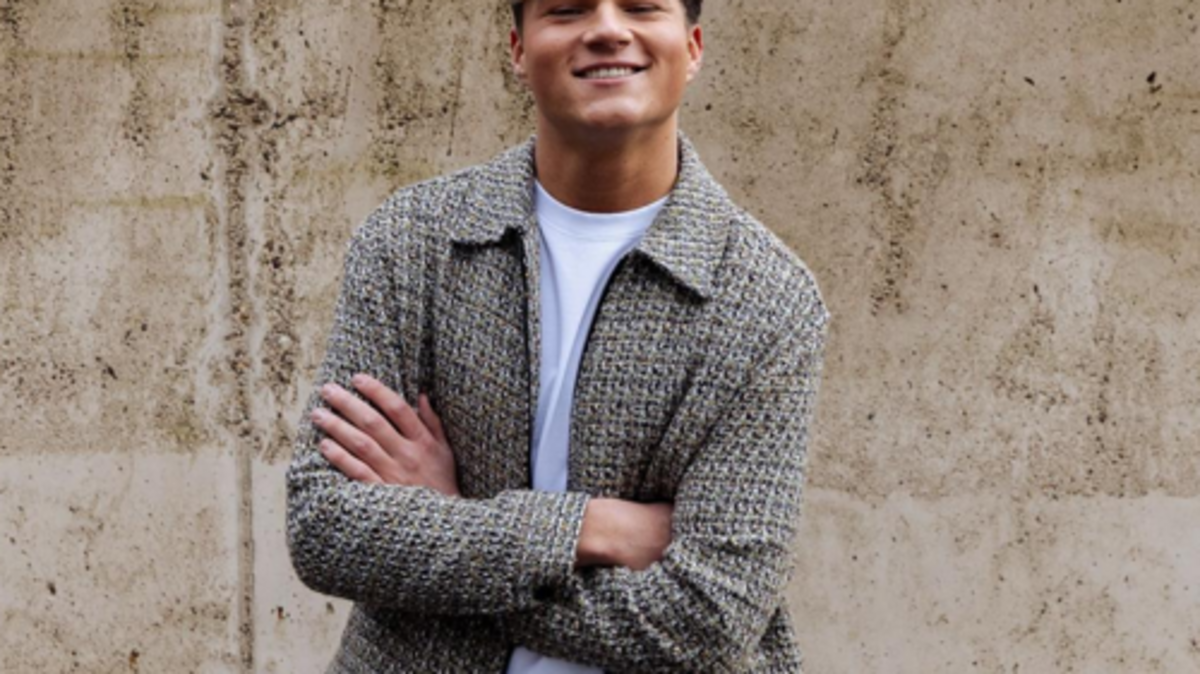 Met ‘Echte liefde is te koop’ staat hij hoog in de Ultratop: wie is ...