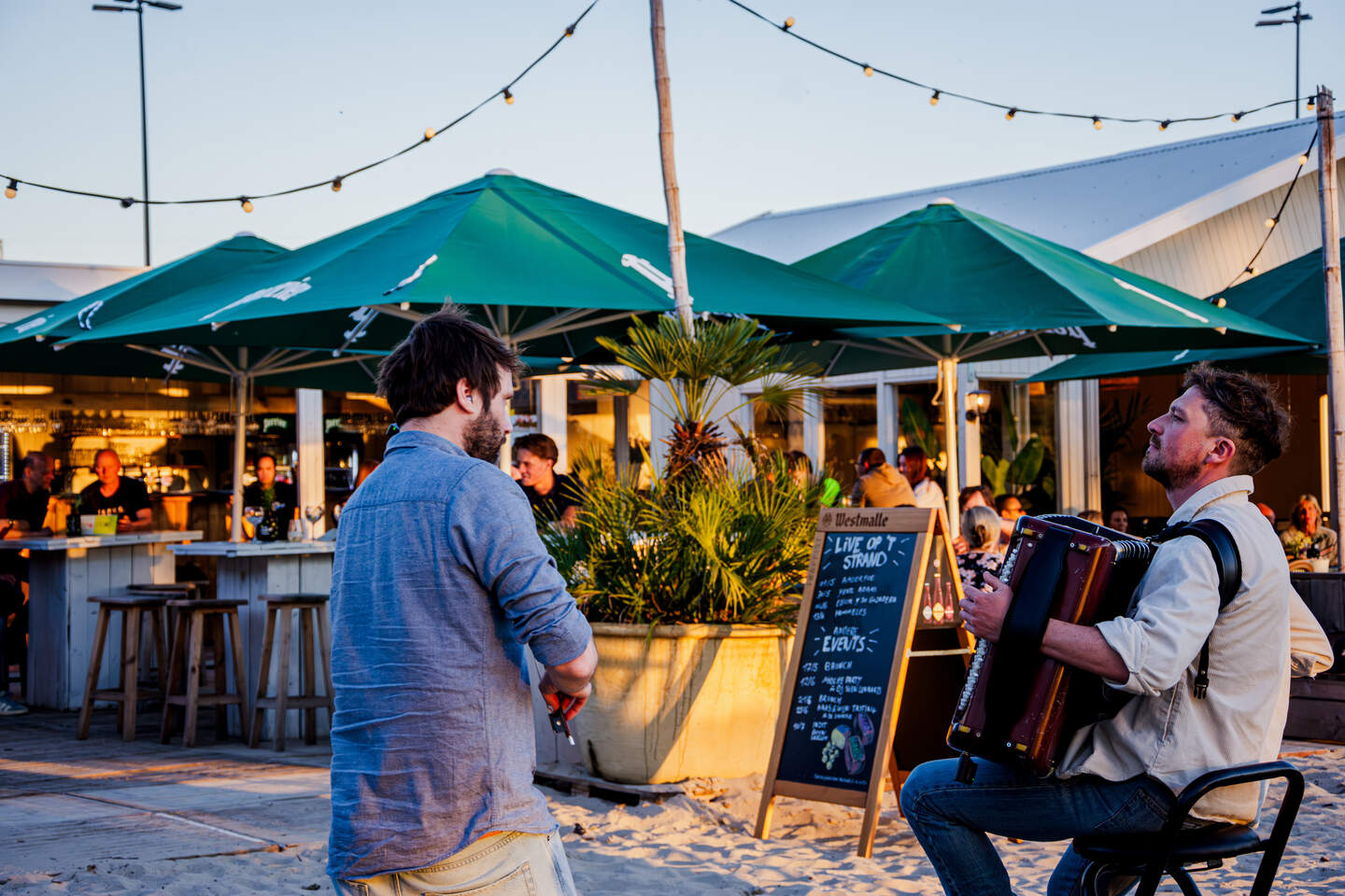 Genieten van maatjes, Duvel en jazz aan het water bij zomerbar Bar ...