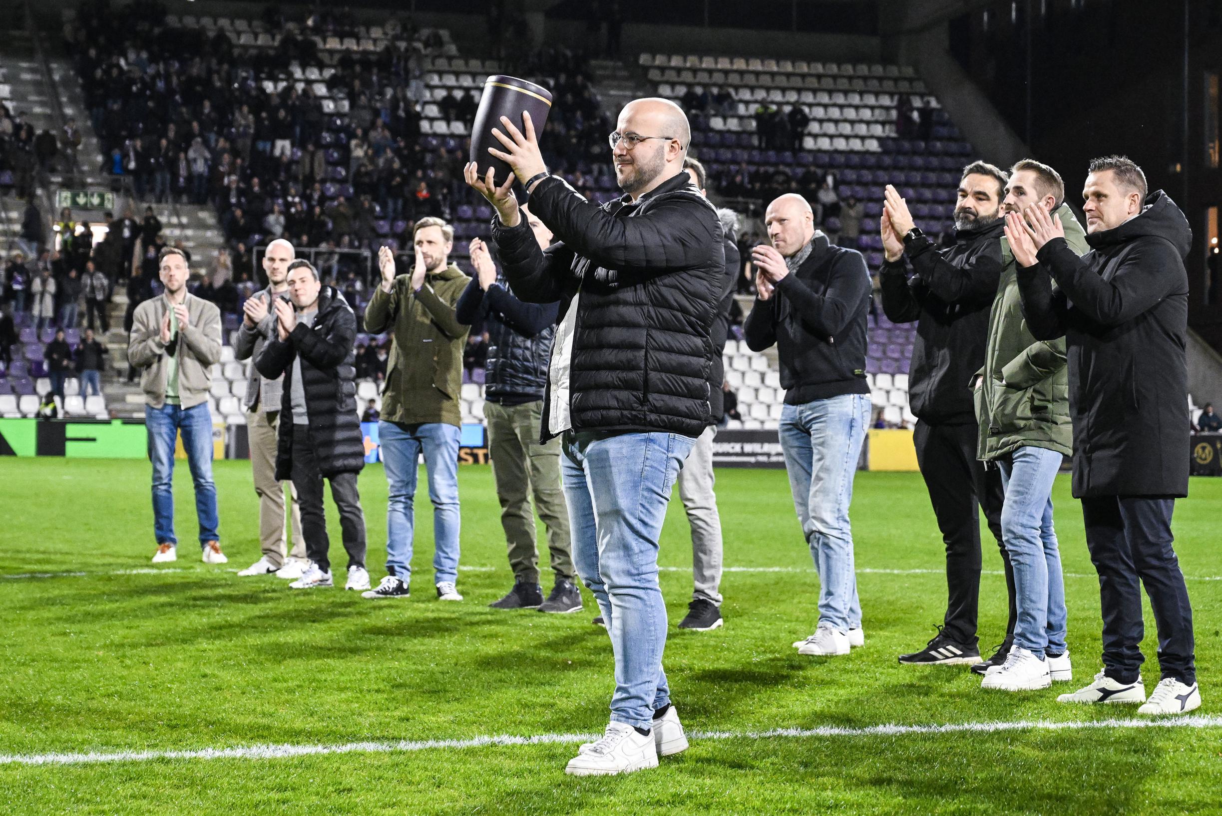 Prachtig moment op het Kiel: broer van Tim Nicot zorgt dat overleden ...