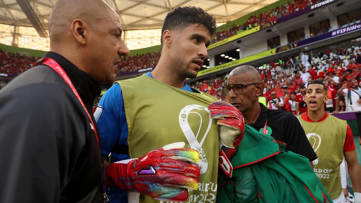 Opvallend moment: Marokkaanse keeper wordt tussen de volksliederen en ...