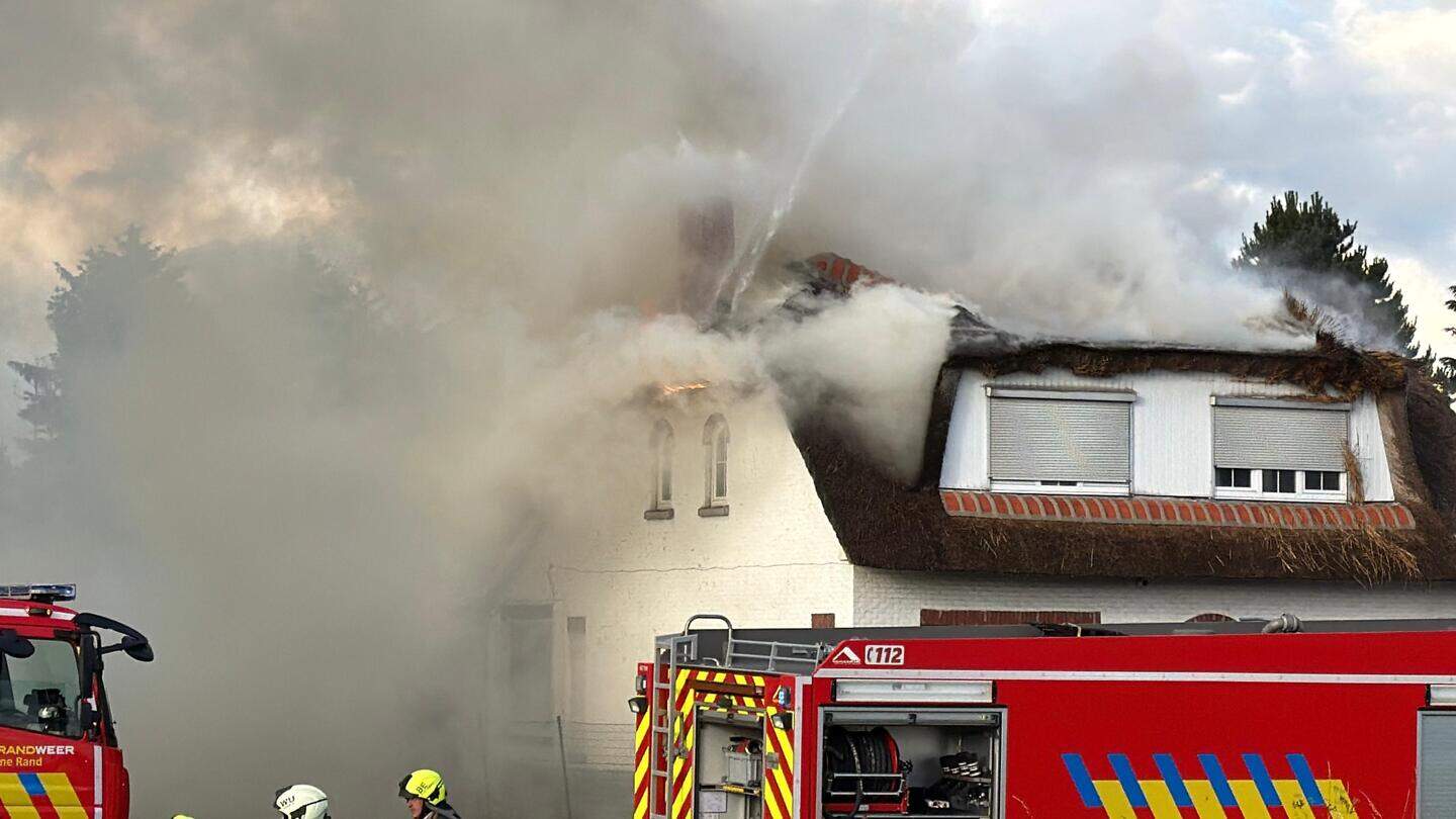 Blikseminslag veroorzaakt zware dakbrand in Brecht | Nieuwsblad