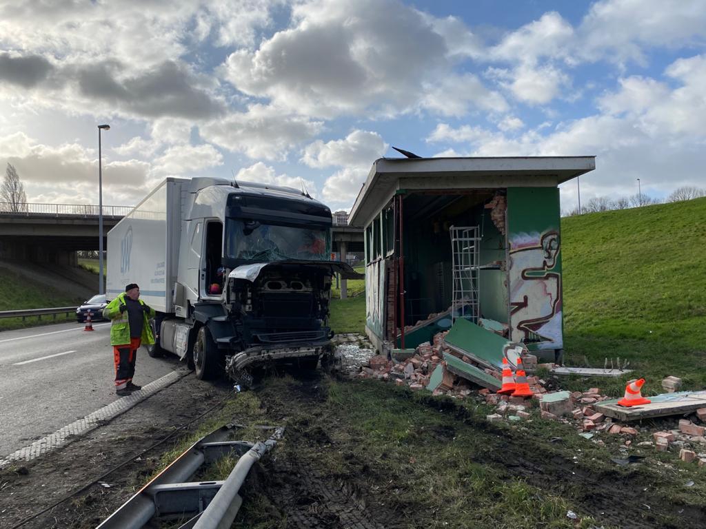 Vrachtwagen wijkt uit voor stilstaande voorligger en ramt pomphuis | GVA