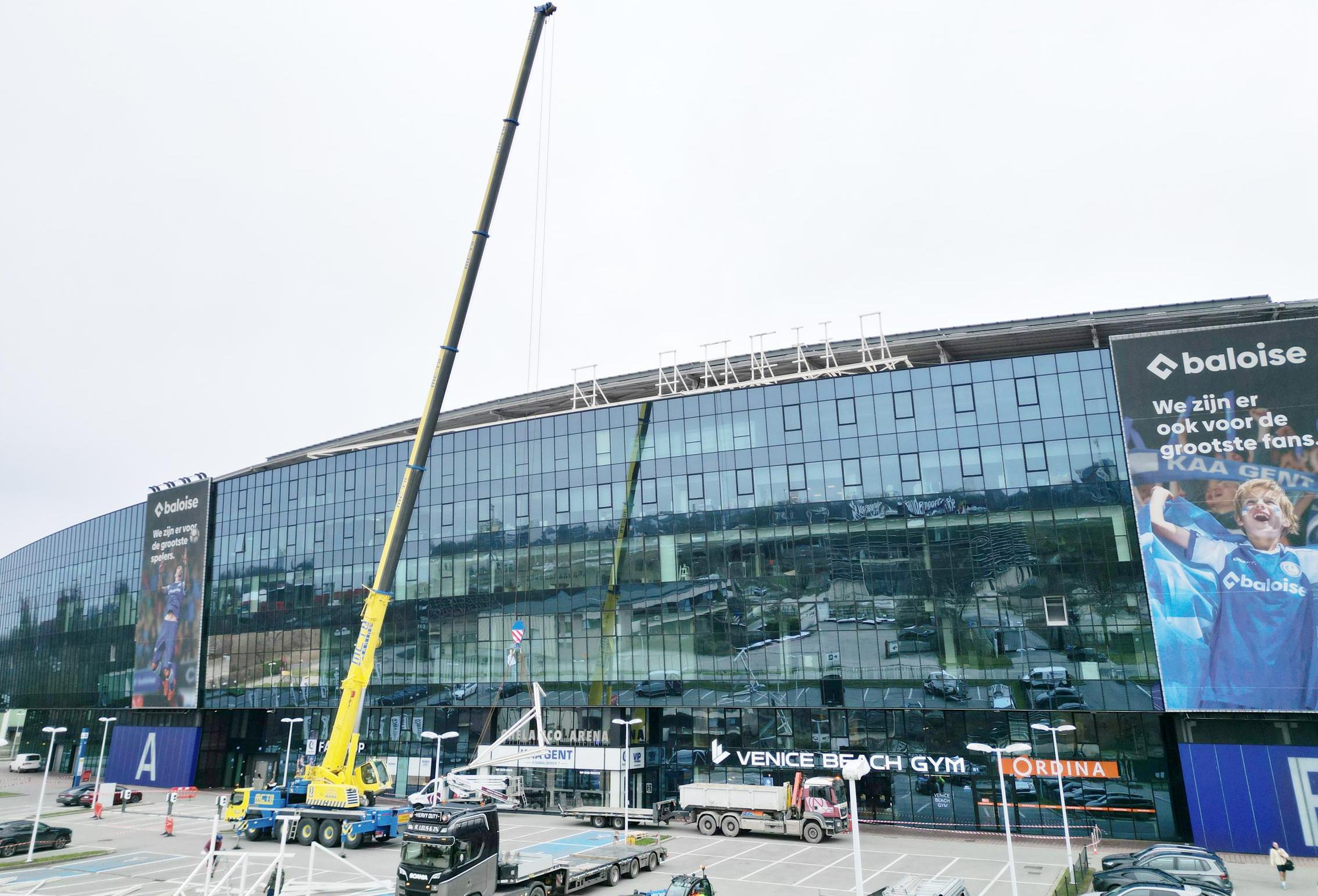 Gent verandert van aanzicht: Ghelamco-letters van stadion gehaald | GVA