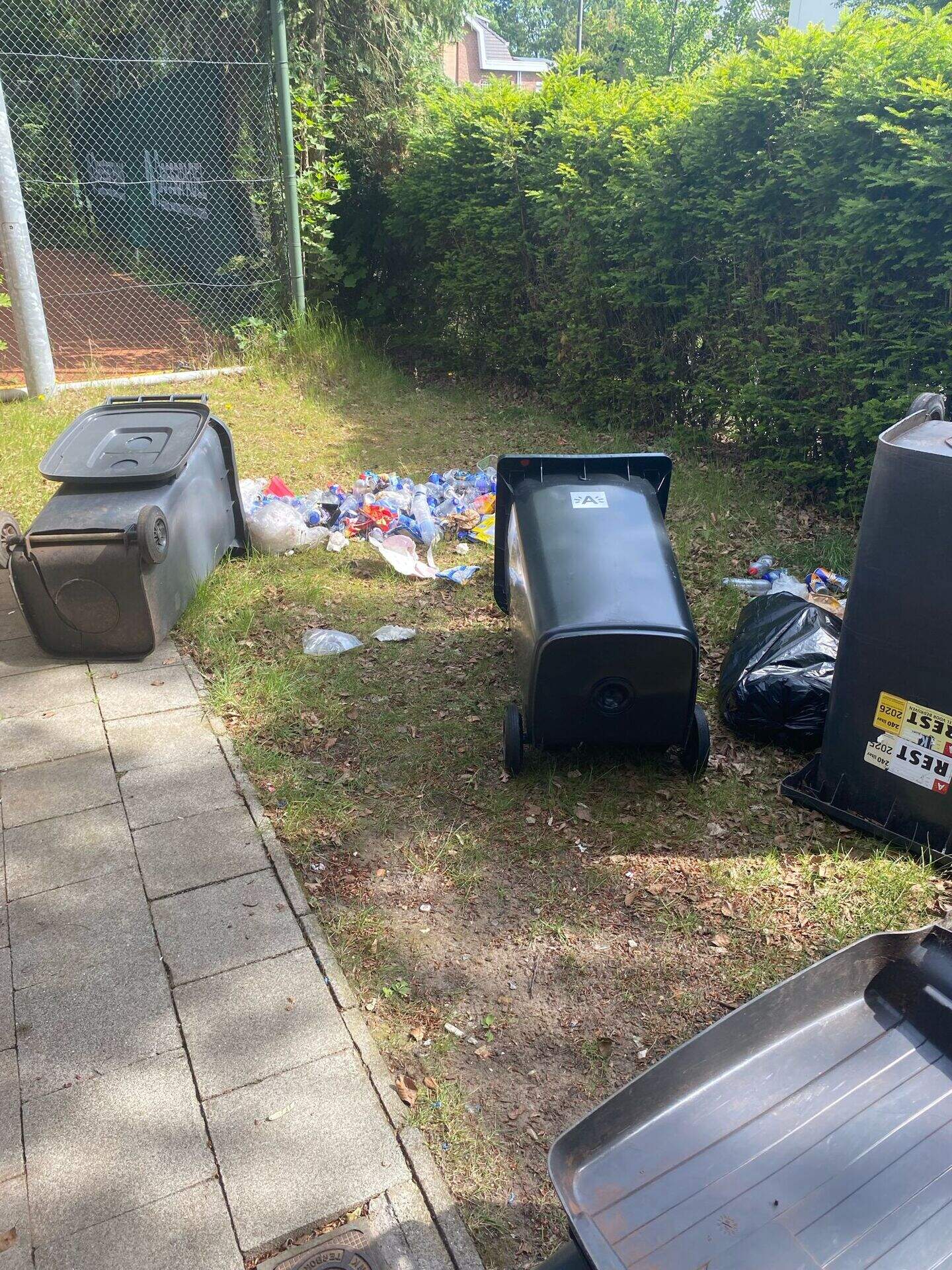 Afval uitgestrooid en clubbar vernield, vandalen viseren tennisclub in ...