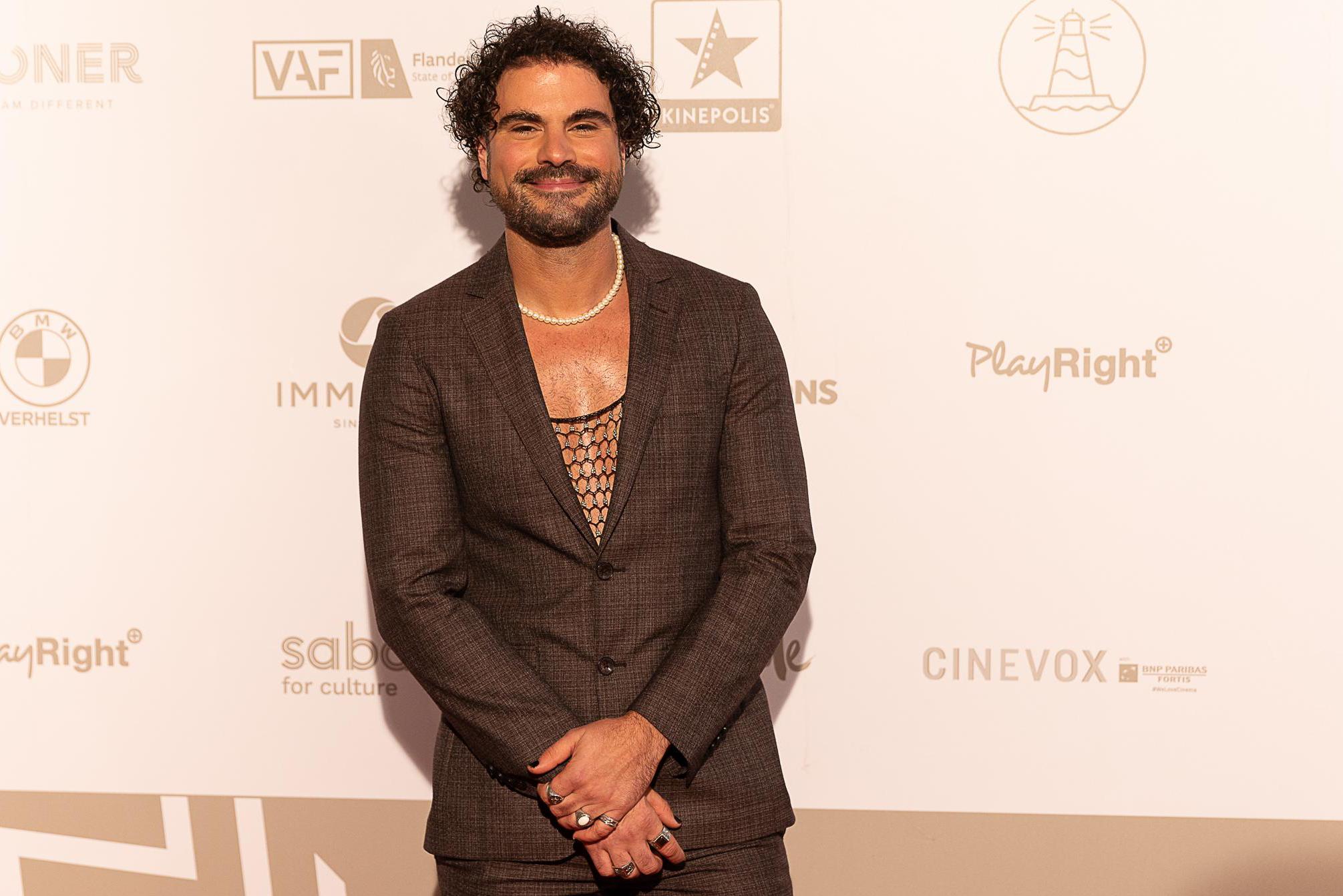 Riadh Bahri getuigt over haatreacties op zijn outfit tijdens de Ensors ...