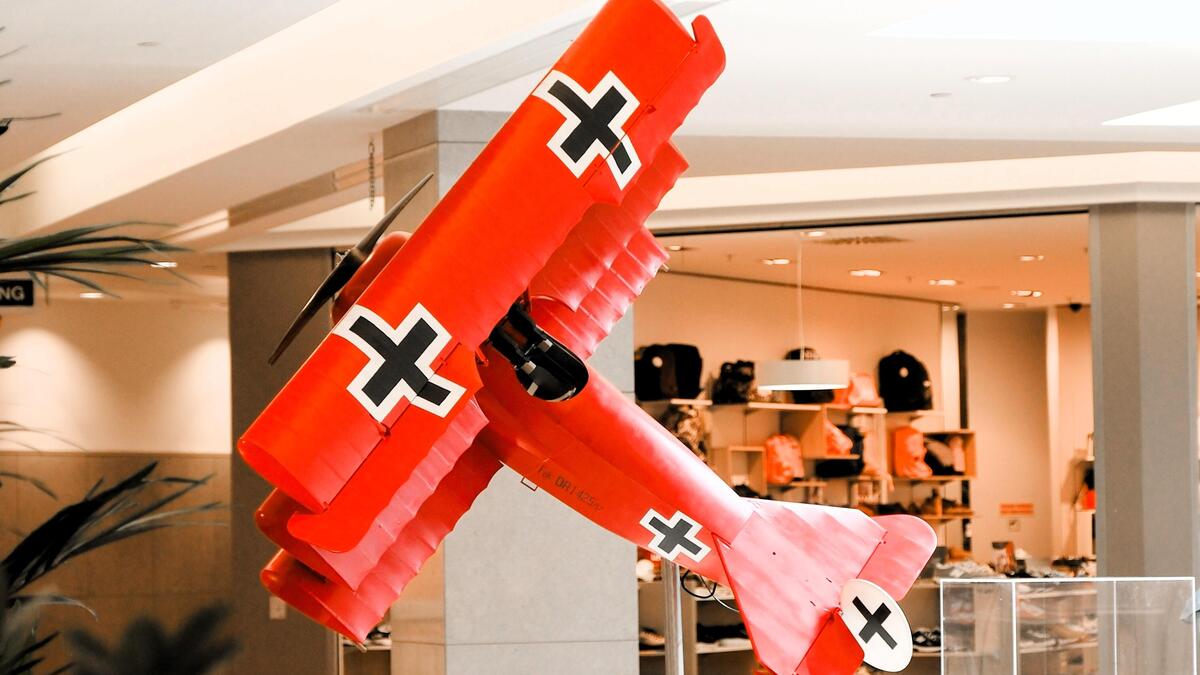 Historische vliegtuigen klieven door gangen shoppingcenter | Nieuwsblad