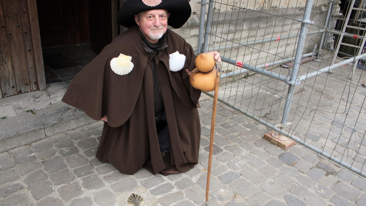 Gladde schelpen in voetpaden wijzen pelgrims weg naar Santiago de ...