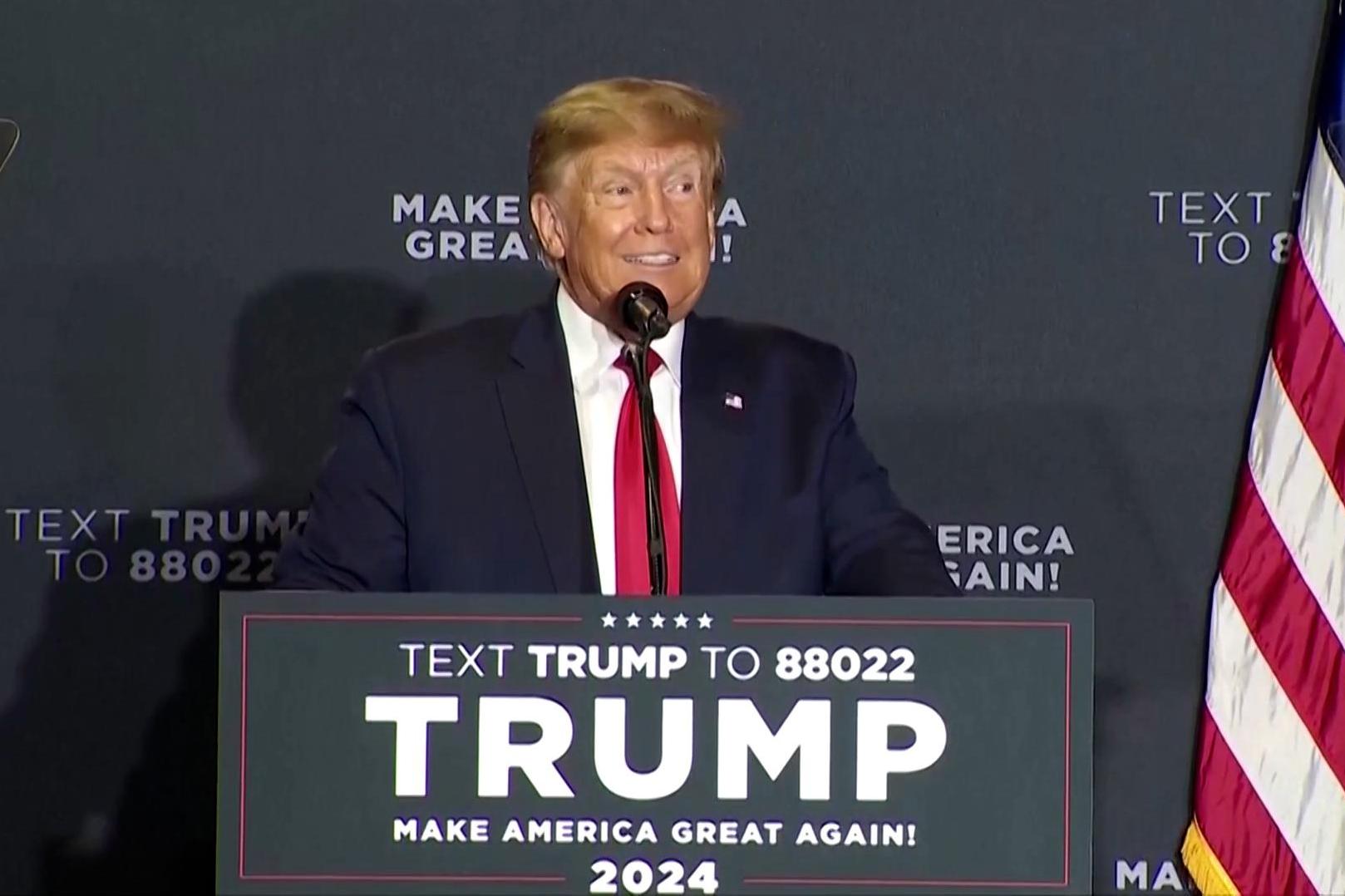Trump lacht met verwarde Biden en krijgt publiek op de hand: “We gaan ...