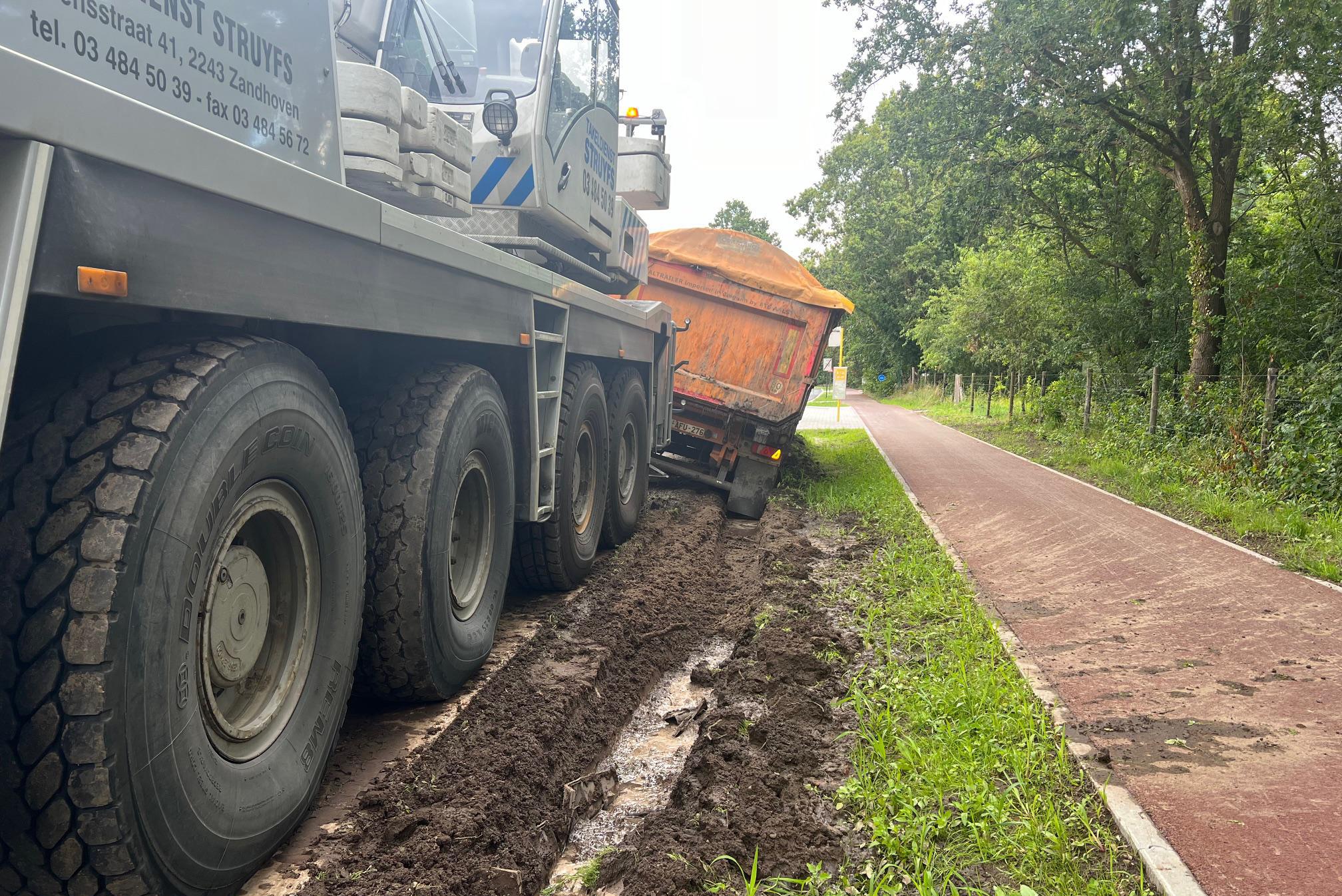 Vrachtwagen zakt weg in berm naast heraangelegde Stationlei | GVA