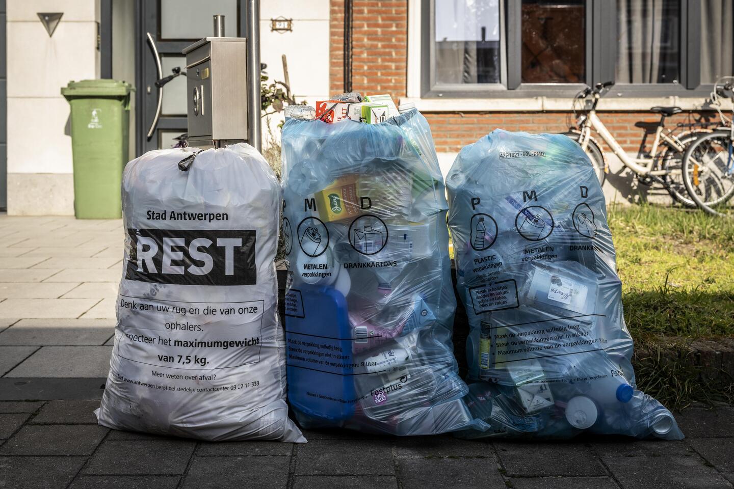Antwerpen schakelt over op afvalcontainers met chip: “Wie minder afval ...