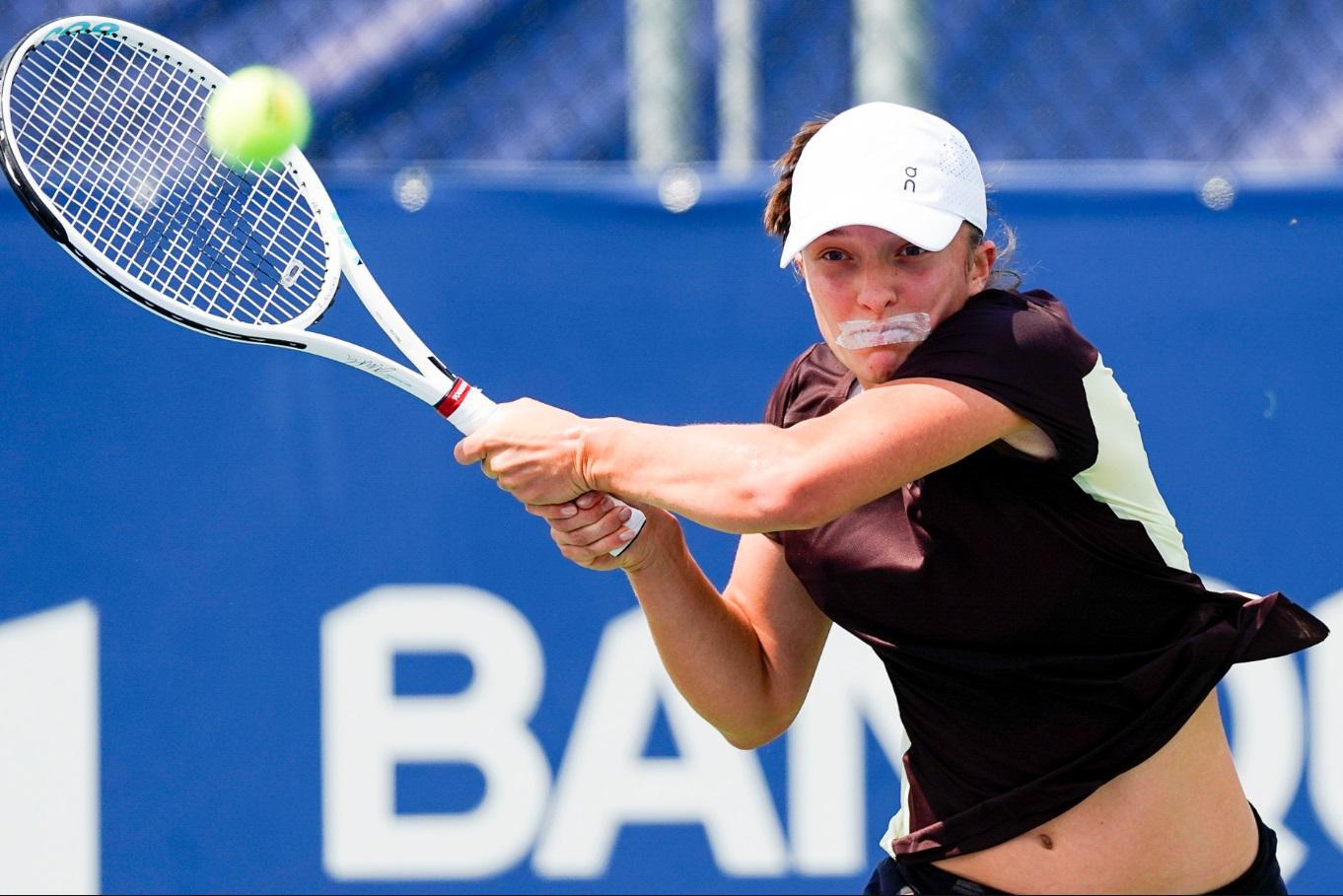 Bizar tafereel verklaard: waarom Iga Swiatek haar mond afplakt tijdens ...