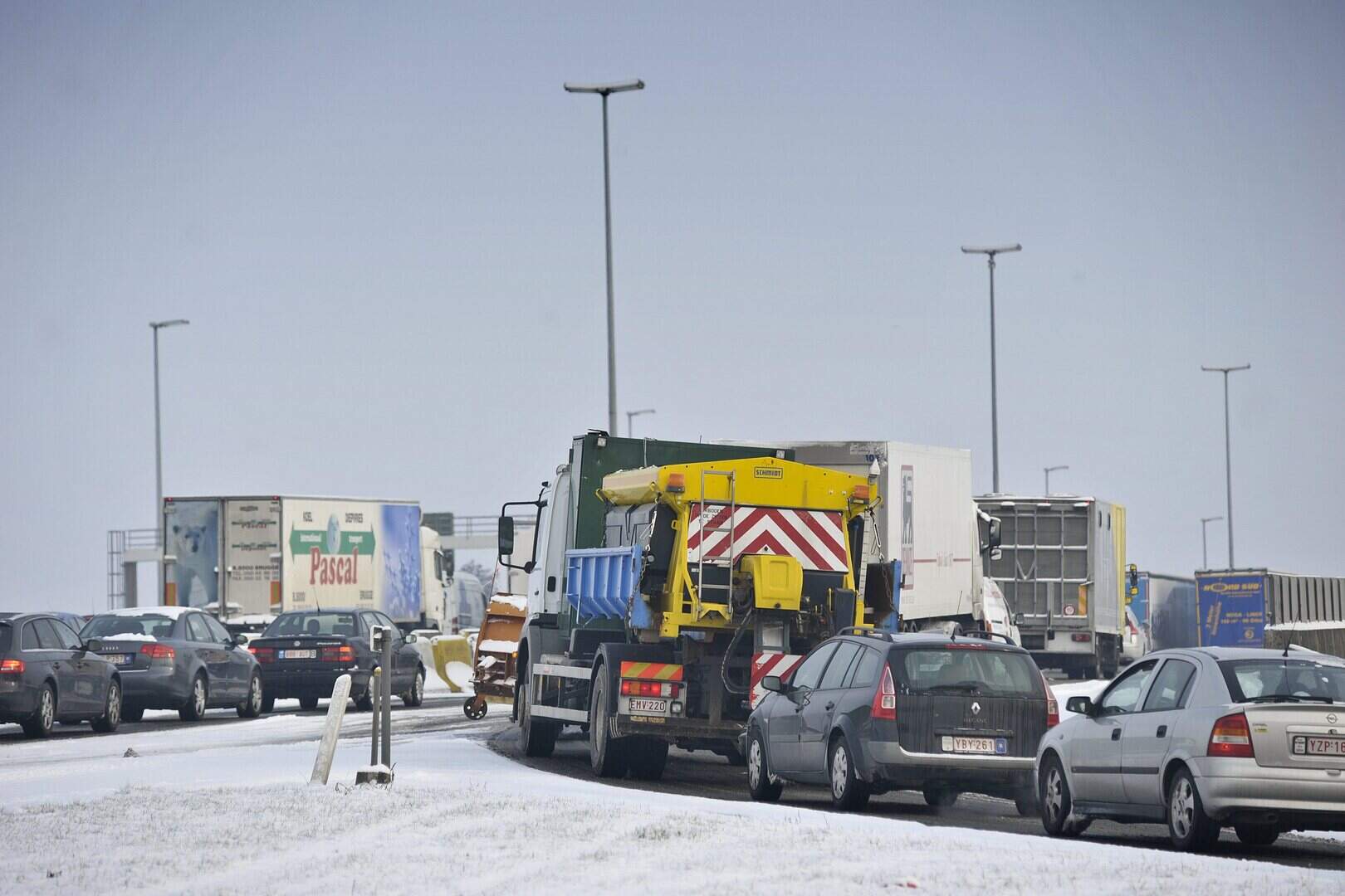 Meer dan 300 kilometer file door winterweer: vrachtwagen in schaar ...