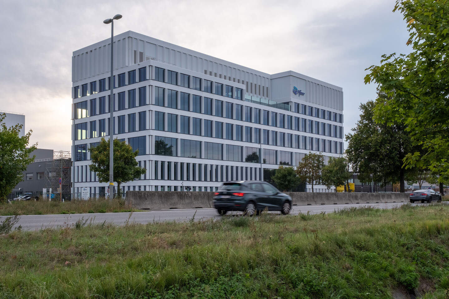 “Dit huis is van Pfizer”: aanbellen aan het begin van de Lichterstraat ...