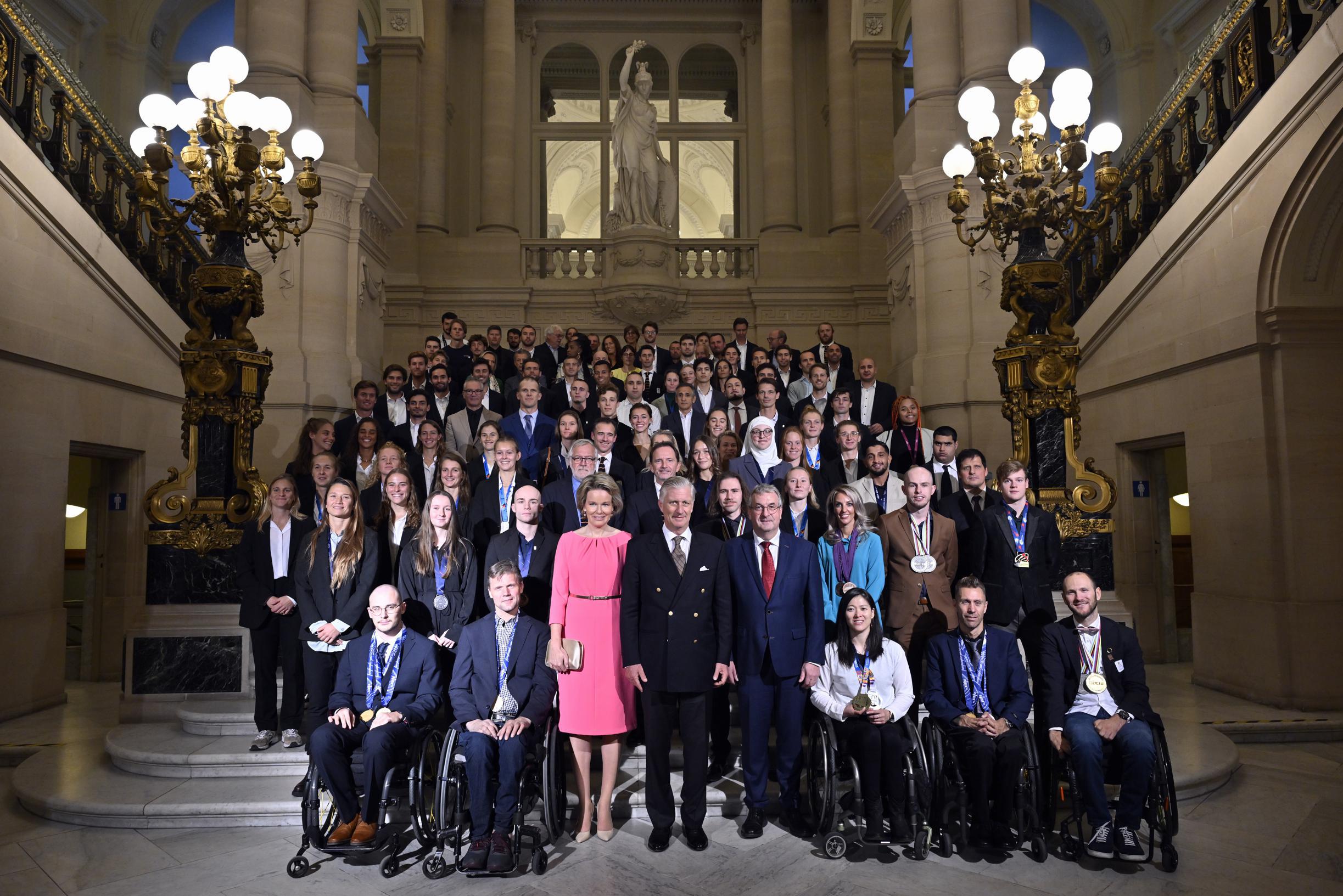 Koning Filip en koningin Mathilde ontvangen topsporters op paleis, ook ...