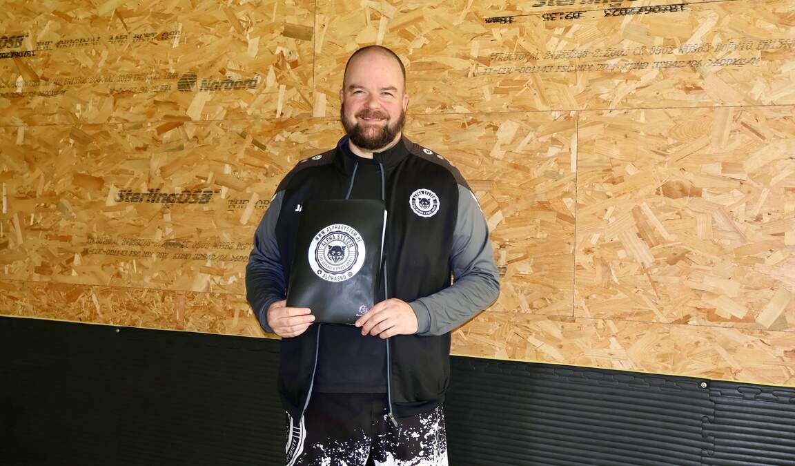 Tom (45) lanceert werkboek rond mentale weerbaarheid voor vrouwen: “De ...