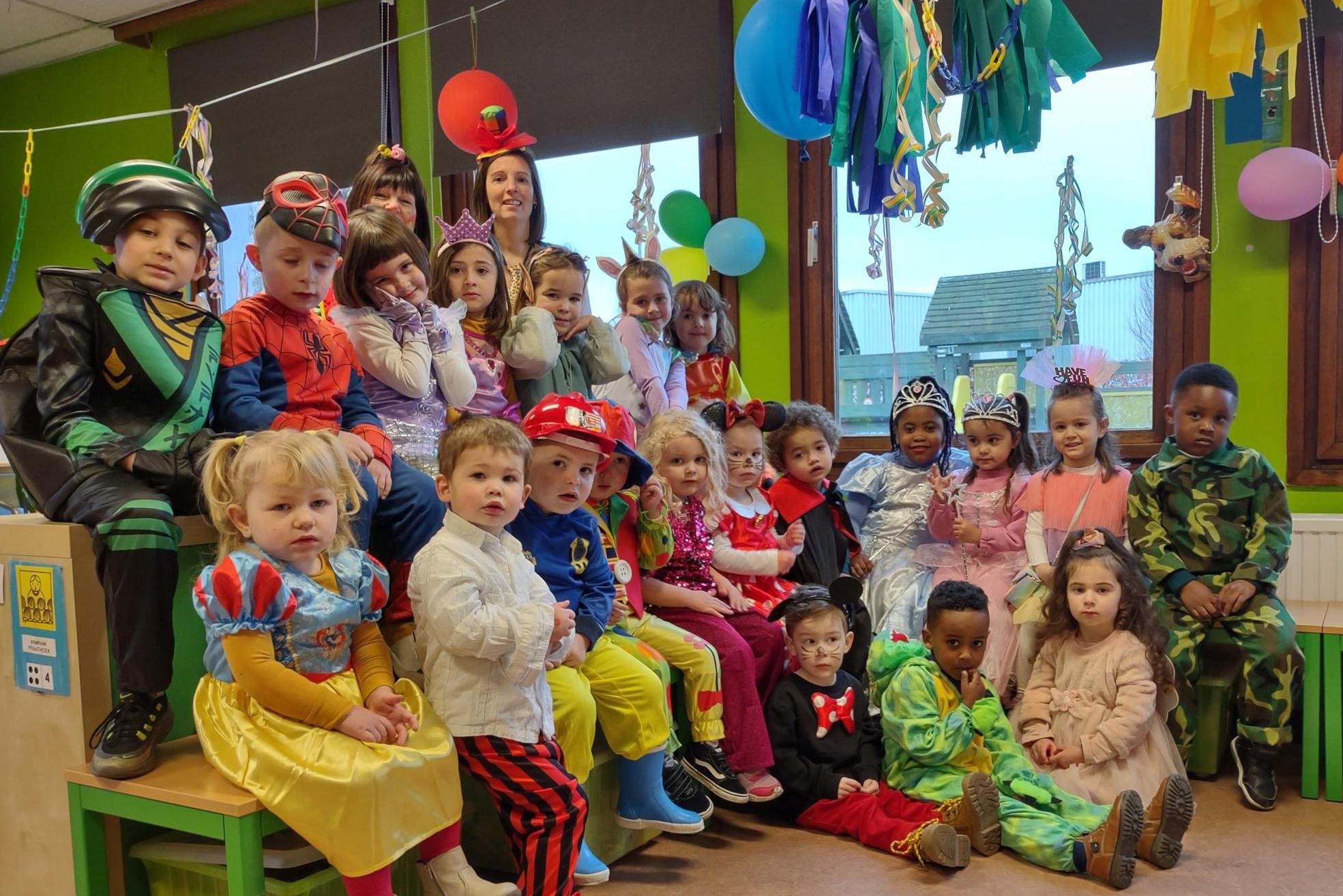 Verklede kleuters klaar voor een groot dansfeest op de Koulaak in ...