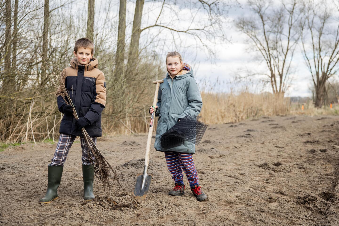 Leerlingen basisschool De Bel planten in pyjama 250 bomen op terrein in ...