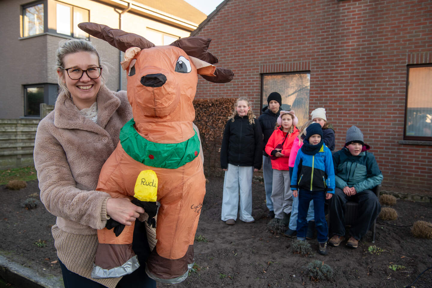Sophie (8) en Emily (11) klissen Rudi Het Rendier op oudejaarsnacht ...
