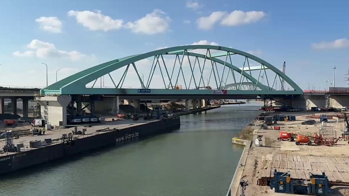 Zo’n honderd kijklustigen vergapen zich aan plaatsing nieuwe boogbrug ...