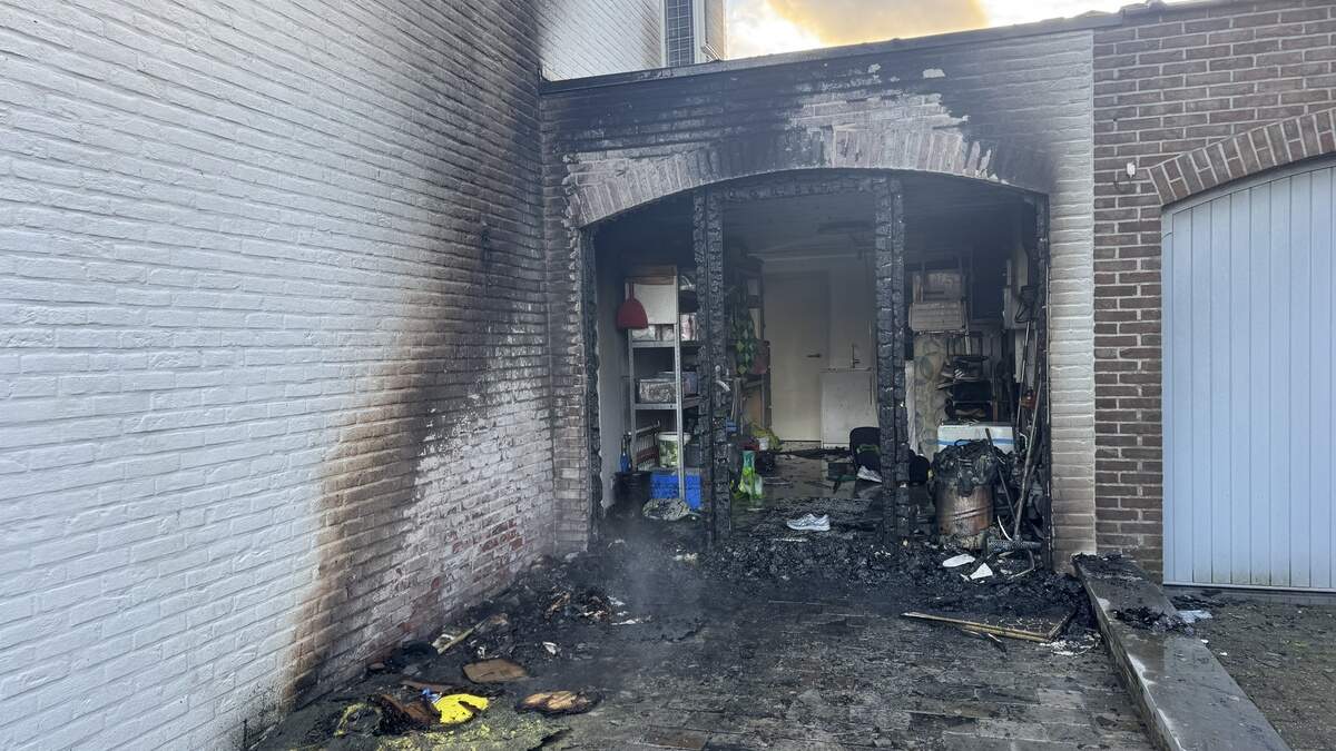 Garage brandt volledig uit op IJzerlaan in Lier | GVA