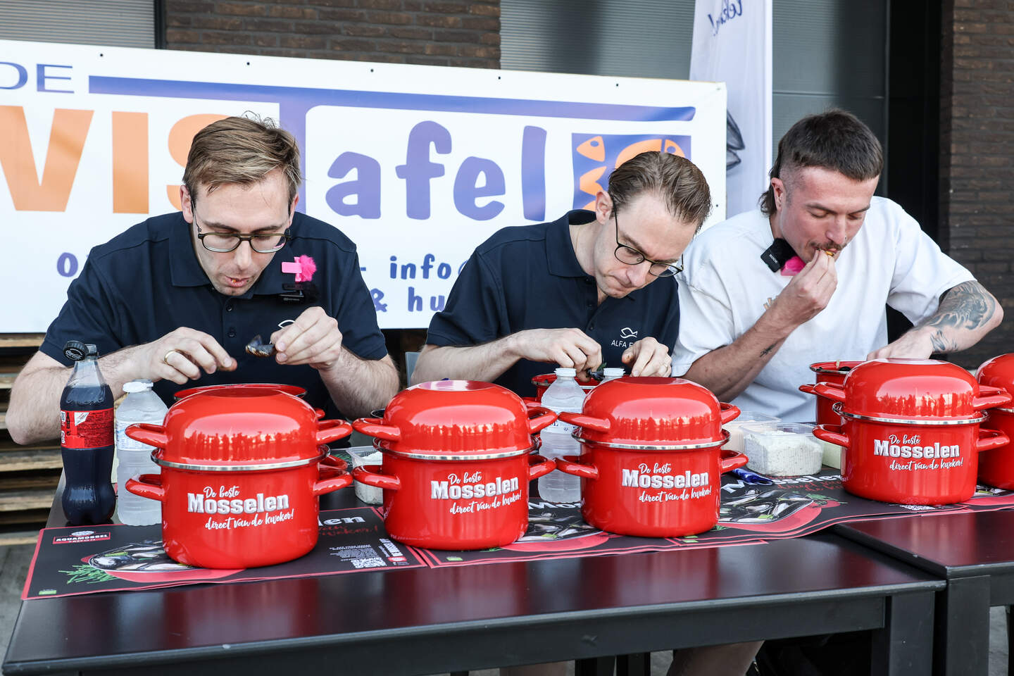 5 kilo mosselen in 5 minuten: Brechtse mosselmannen verslaan TikTok ...